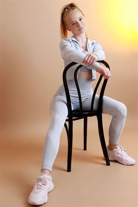 Hannah Model Folio