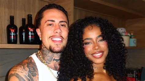 Mc Daniel Posa Com Mão Na Barriga Da Noiva Adivinha Quem Está Grávida