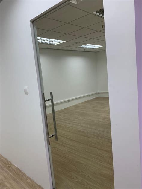 Tradehub 21 Newly Renovate Vacant Unit With Beautiful Flooring And