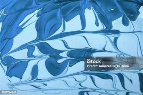 抽象的な流体アートの背景紺と空の色液体大理石渦巻きサファイアグラデーションのアクリル絵 しぶきを上げるのストックフォトや画像を多数ご用意