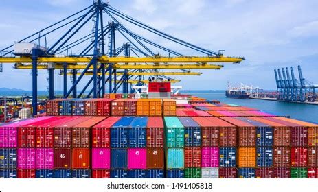 Descarga De Buques Contenedores En Puerto Foto De Stock 1715664928