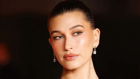 Hailey Bieber Marca Tendencia Con Traje De Baño Ostras