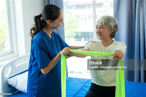 아시아 여성들은 노인 여성의 건강과 근골격계 어깨 및 정신 물리 치료를 추적하는 간호사의 보살핌을 받았습니다 2명에 대한 스톡