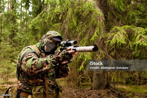 러시아 군인 저격수 남자는 자연 배경의 삼림 지대에서 무기로 군용 위장 유니폼을 입고 바라 보았다 전쟁에 소총과 국가 국경에있는 남성 국경 경비대 텍스트 공간 복사 25