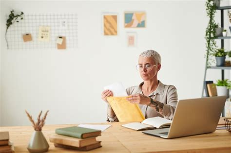 Premium Photo Serious Middleaged Businesswoman With Blond Hair