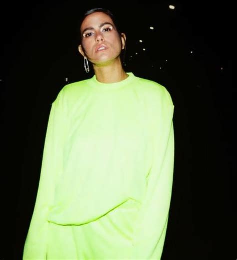 Filha de Glória Pires surpreende ao posar de biquíni neon MH