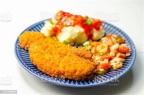 매콤한 칠리 치킨 필레와 으깬 감자 토마토 오이 양파 샐러드 0명에 대한 스톡 사진 및 기타 이미지 0명 감자 요리 감자