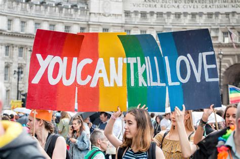 Gay Pride Parade Women With Banner Di Lgbt Non Potete Uccidere Lamore