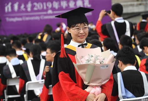 清华大学举办户外毕业典礼，七千余名研究生告别 搜狐大视野 搜狐新闻