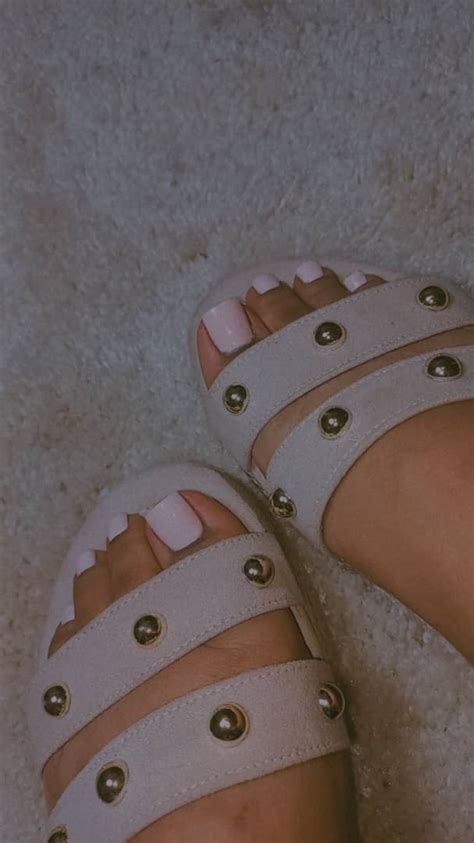 Hola Mis Amores R PiesLatina