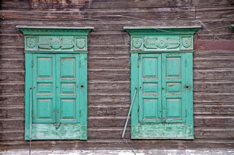 窓窓シャッター素朴な背景を持つ古い木造住宅の壁 からっぽのストックフォトや画像を多数ご用意 からっぽ まったり アパート Istock