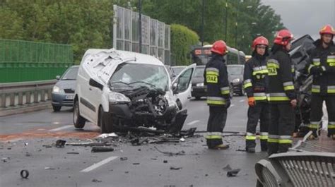 Kierowca BMW uderzył w latarnię TVN Warszawa