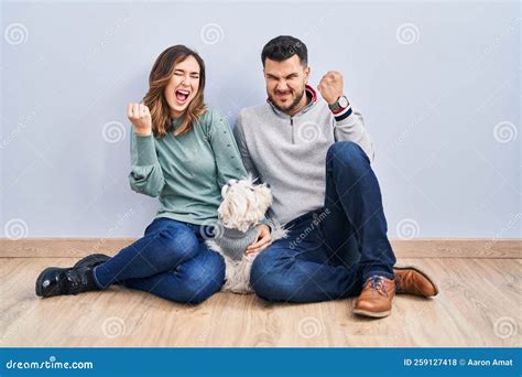 Pareja Hispana Joven Sentada En El Suelo Con Perro Muy Feliz Y