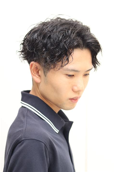 爽やかメンズスパイラルパーマツーブロックセンター分けヘアスタイル 人形町、水天宮前の理容室、床屋 Hairandgrooming