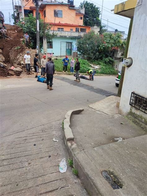 Aparatosa caída de pareja en moto en Campo de Tiro en Xalapa