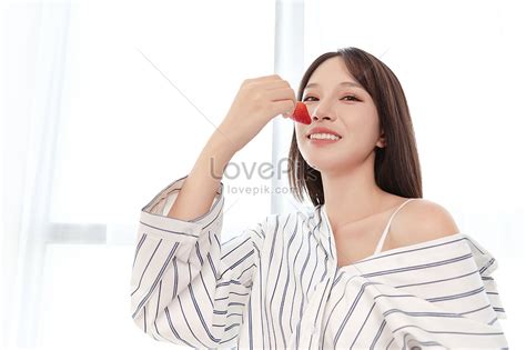 과일을 먹는 여성 사진 무료 다운로드 Lovepik