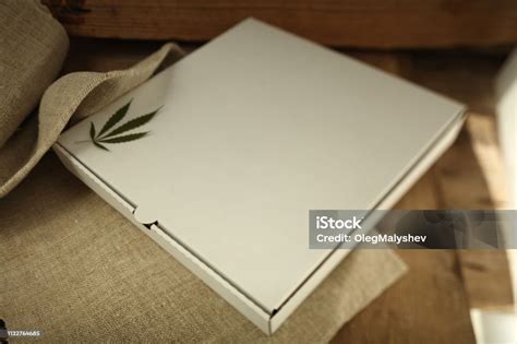 나무 테이블에 흰색 골 판지 상자 대마초 피자 의료용 마리화나 식물 잎 Thc에 대한 스톡 사진 및 기타 이미지 Thc