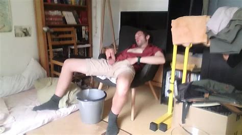 Bator Caveman은 오줌을 싸고 동굴의 남자 선을 즐기고 있습니다 xHamster