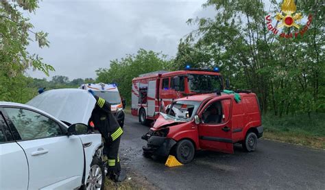 Scontro Frontale Tra Auto E Furgoncino Conducente Incastrato Nell