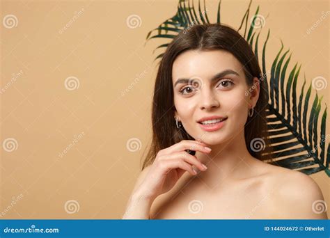La Fin Vers Le Haut De La Moitié De La Femme Nue s De Brune Avec La Peau Parfaite Nue