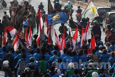 Foto Aksi Mahasiswa Tolak Kenaikan Harga BBM Di Gedung DPR