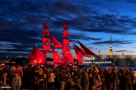 ロシアのサンクトペテルブルク白夜祭ショーの祭典緋色の帆 お祝いのストックフォトや画像を多数ご用意 お祝い インターネット