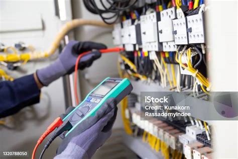 전기 엔지니어는 릴레이 보호 시스템에서 전기 설치 및 전선을 테스트합니다 전기 장비의 자동화 및 제어 계획의 조정 건설 산업에 대한 스톡 사진 및 기타 이미지 Istock