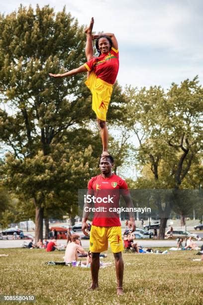 곡예를 실행 하는 아프리카계 미국인 부부 마운트 로얄 파크에서 청중 앞에서 보기 2명에 대한 스톡 사진 및 기타 이미지 2명 Performing Arts Event