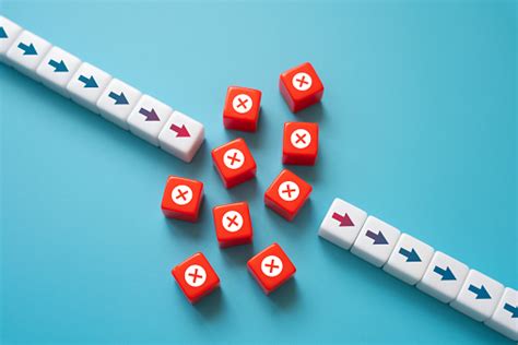 누적된 오류가 길을 막습니다 금지 및 거부 누적된 문제를 해결하고 길을 계속 가십시오 모순과 모순 도전에 대한 스톡 사진 및 기타 이미지 Istock