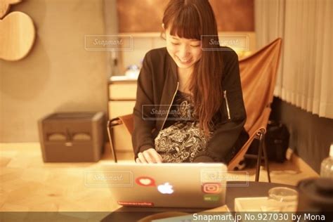 テーブルの上に座っている女性の写真・画像素材 Snapmart（スナップマート）