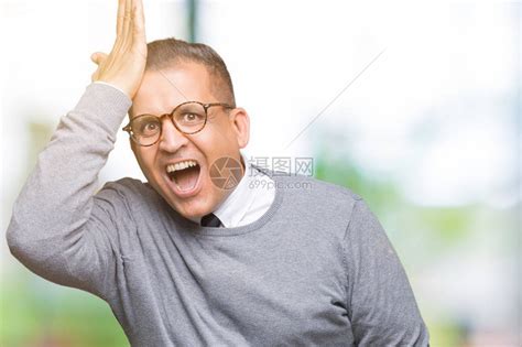 中年商务阿拉伯男子在孤立的背景下戴着眼镜高清图片下载 正版图片503867928 摄图网