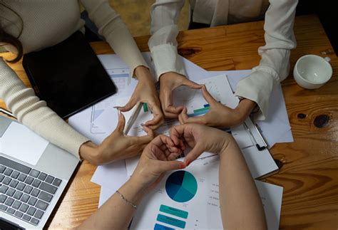 사무실 책상에서 사업 보고서 문서를 다루는 젊은 비즈니스 팀 브레인스토밍 비즈니스 피플 디자인 계획 브레인스토밍 계획 파트너십 3 명에 대한 스톡 사진 및 기타 이미지