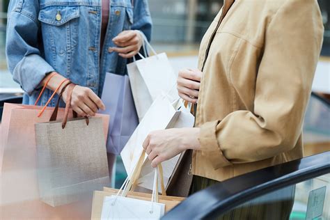 Top 12 Retail Customer Experience Strategies 2023