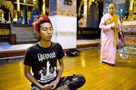 پانک بودن در سرزمین مانک ها مرد روز