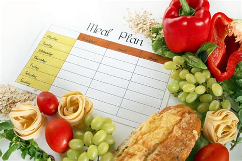 요리제품 중 흰색 테이블에 일주일 동안 식사 계획 파스타 바 질 야채 곡물 향신료 개념 건강 한 식습관 다이어트 슬리밍과 무게 손실 개념 평면도 평면 배치 계획에 대한 스톡