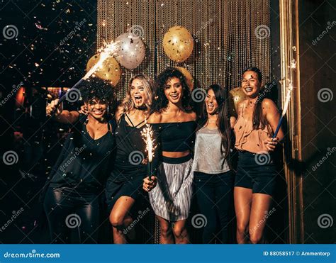 Gruppe Freunde Die Im Nachtklub Partying Sind Stockbild Bild Von