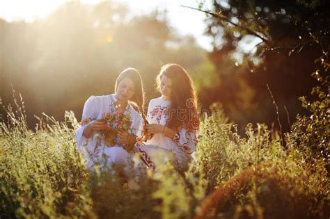 Filles Dans Des Chemises Nationales Ukrainiennes Dansant Autour D Un