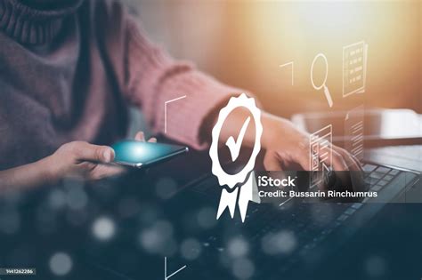 노트북과 최고의 서비스의 표시로 스마트 폰을 작업 하는 사업가 품질 보증 보증 표준 Iso 인증 및 표준화 개념 비즈니스 서비스의 품질 보증 고급에 대한 스톡 사진 및 기타