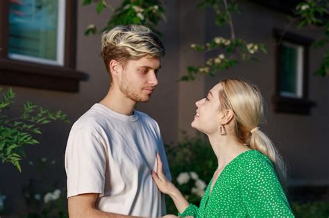La Joven Pone Su Mano En El Pecho De Su Novio Y Lo Mira Foto Premium