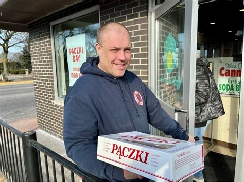Wolf Bakery Rolls Out The Paczki For Fat Tuesday In Evergreen Park
