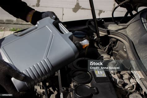 연료 보급 및 엔진 모터 자동차 변속기 및 유지 보수 기어에 오일 품질을 쏟아 붓습니다 엔진오일교환에 대한 스톡 사진 및 기타 이미지 엔진오일교환 트럭 가까운