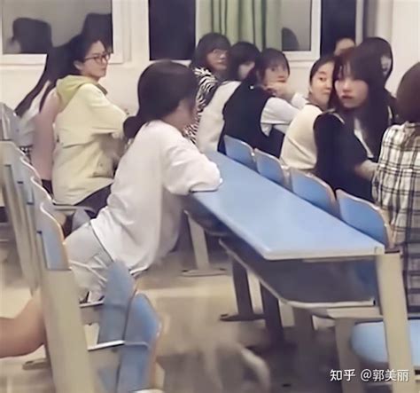 大学女生衣着清凉逃课，后背就几条带子，网友：这是来上学的？ 知乎
