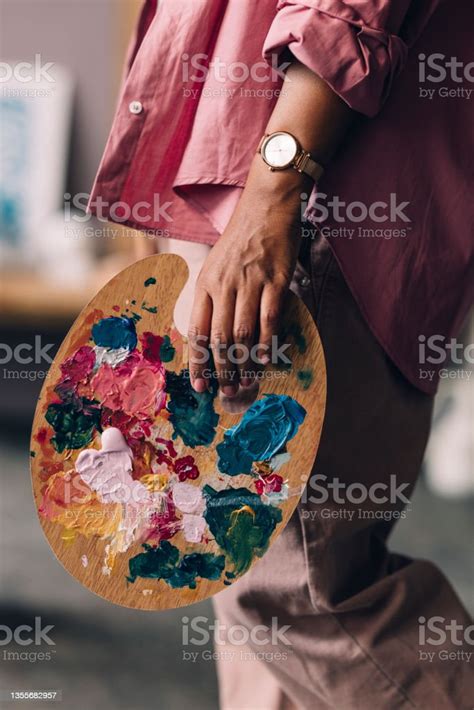 그림 칠하는 동안 나무 색상 팔레트를 들고 익명의 여성 화가 아트 스튜디오에 대한 스톡 사진 및 기타 이미지 아트 스튜디오