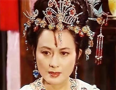 被向梅老年状态惊艳披丝巾烫卷发耄耋之年仍优雅气质 知乎