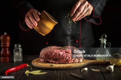 국가 요리를 준비하기 전에 맛있는 맛을 내기 위해 생고기에 Scias를 첨가하십시오 주방에서 요리하는 동안 요리사 호텔 메뉴