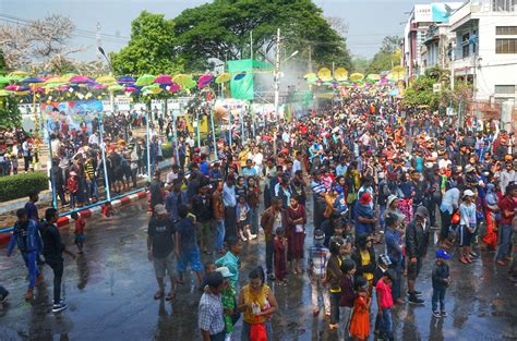 မြန်မာ့ရိုးရာမဟာသင်္ကြန် အကြတ်နေ့ တွင် နေပြည်တော် ပြည်သူများ အေးချမ်းပျော်ရွှင်စွာ ရေကစား