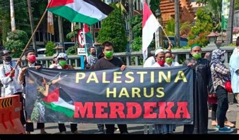 Aksi Indonesia Bela Palestina Ramai Di Gedung DPRD Jatim Pemuda Pemudi