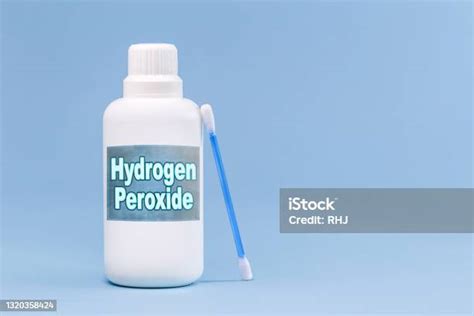 塑膠容器藥瓶英文書寫過氧化氫孤立的藍色背景第一護理的概念 照片檔及更多 瓶 照片 瓶 過氧化氫 實驗室 Istock