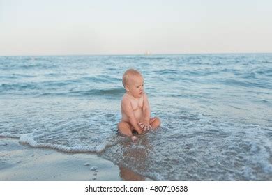 Niño pequeño desnudo con fondo azul Foto de stock 1651264330 Shutterstock