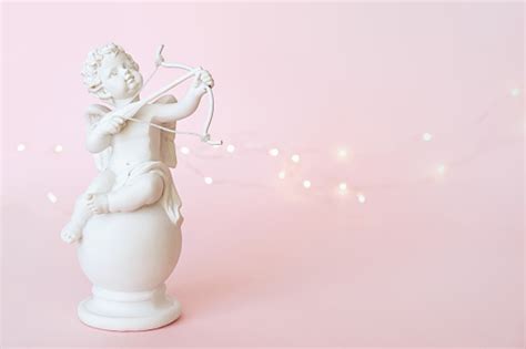 분홍색 배경에 활을 가진 천사 큐피드의 인형 발렌타인 데이 큐피드에 대한 스톡 사진 및 기타 이미지 큐피드 돌 건축자재